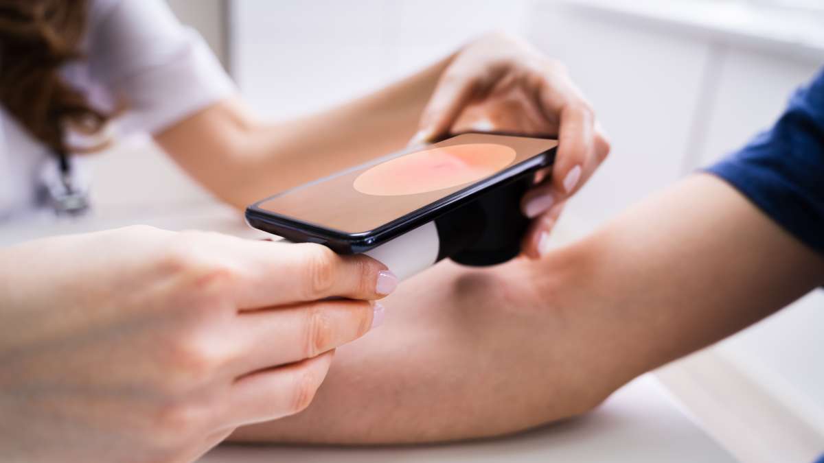 UV light aids cancer cells that creep along the outside of blood ...