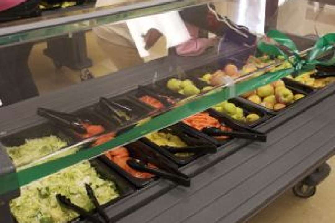 Kids eat more fruits, vegetables when schools offer salad bar | UCLA Health