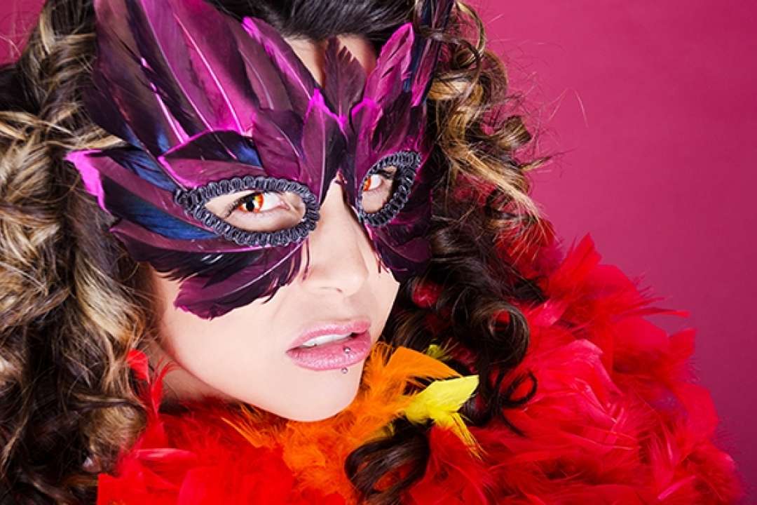 Ophthalmologists warn of five frightening risks of wearing contact ...