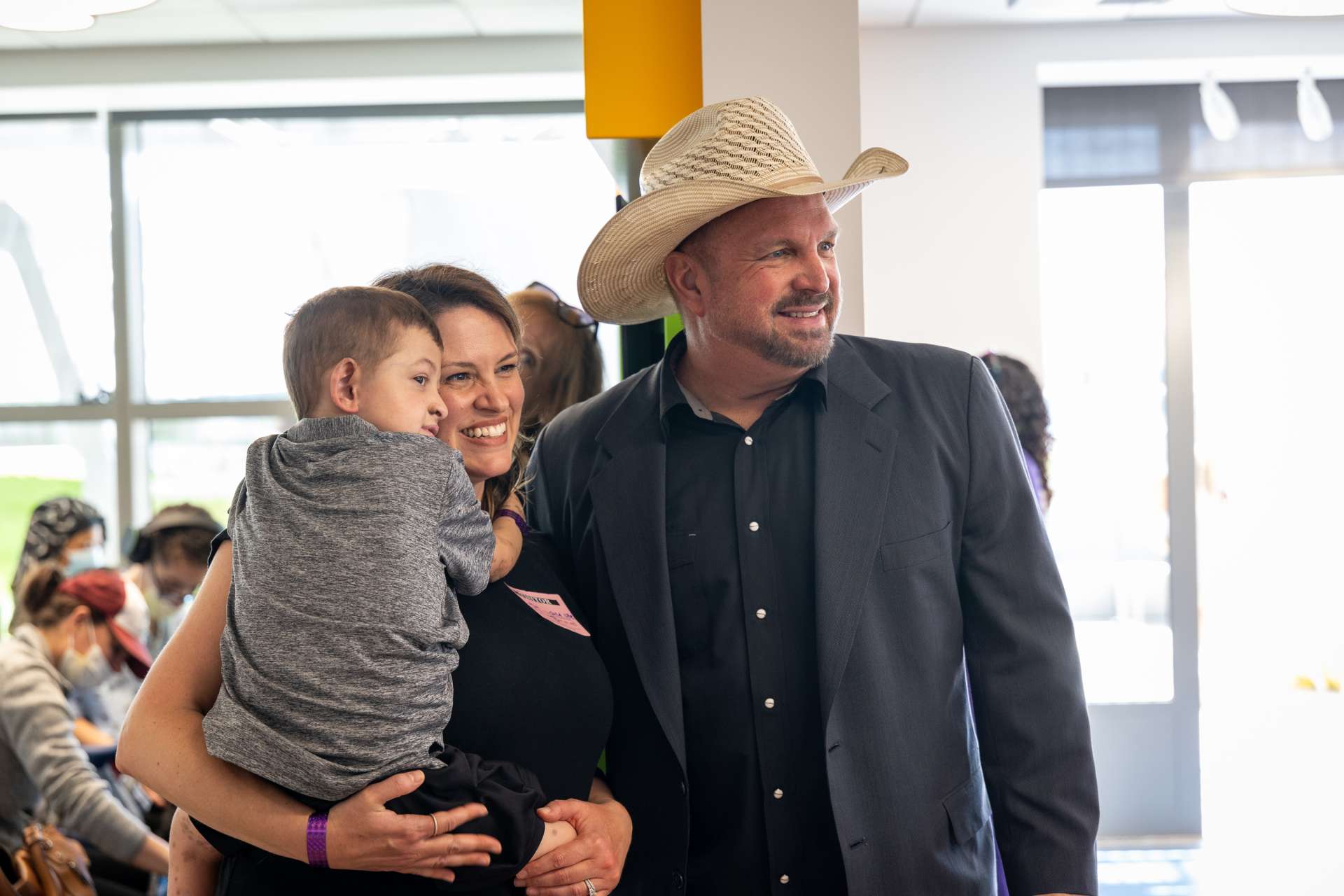 Garth Brooks stops by Child Life Zone at UCLA Mattel Children's ...